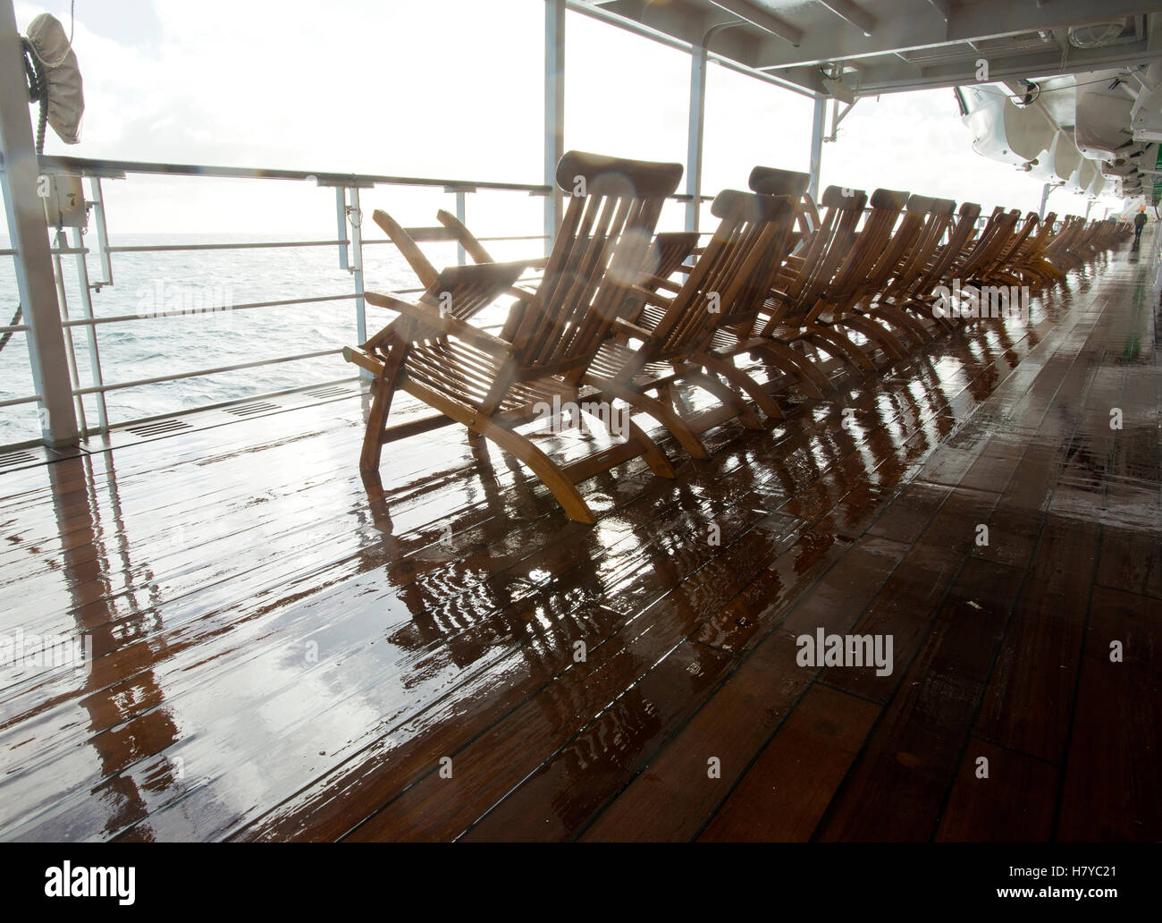 Ocean liner Queen Mary 2 crossing the Atlantic ocean Stock Photo - Alamy