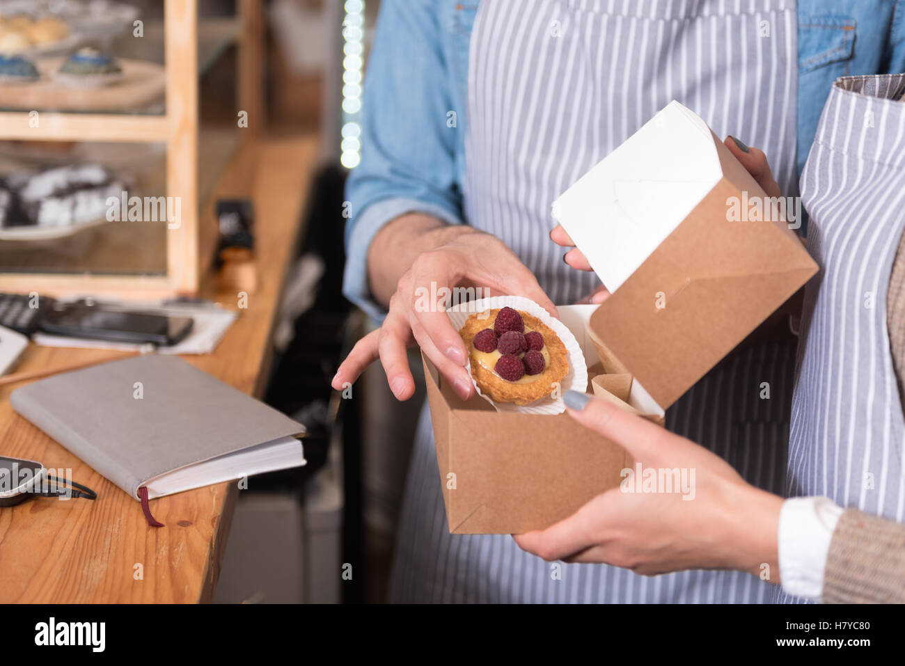 Cake box hi-res stock photography and images - Alamy