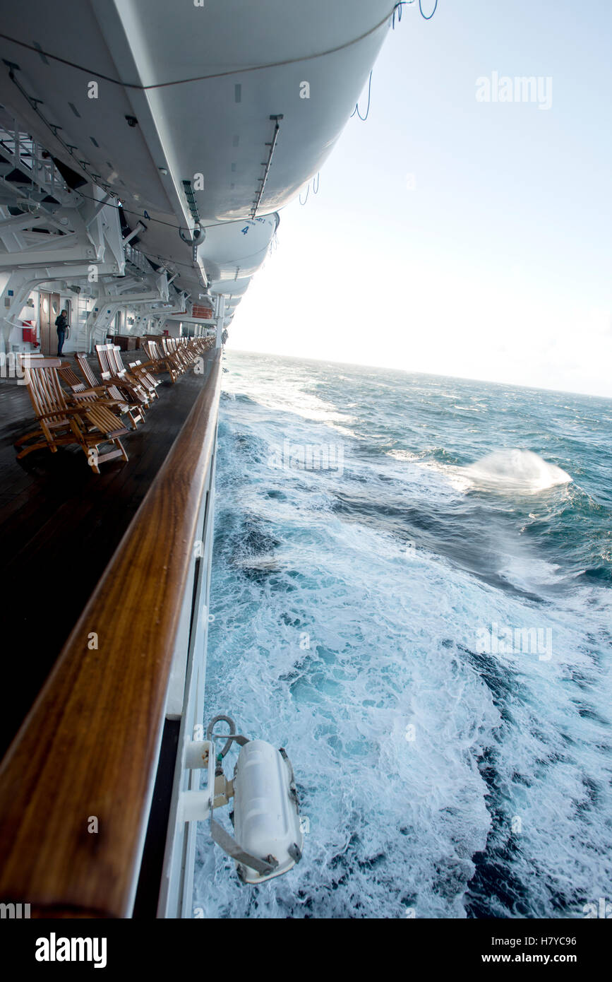 Ocean liner Queen Mary 2 crossing the Atlantic ocean Stock Photo - Alamy