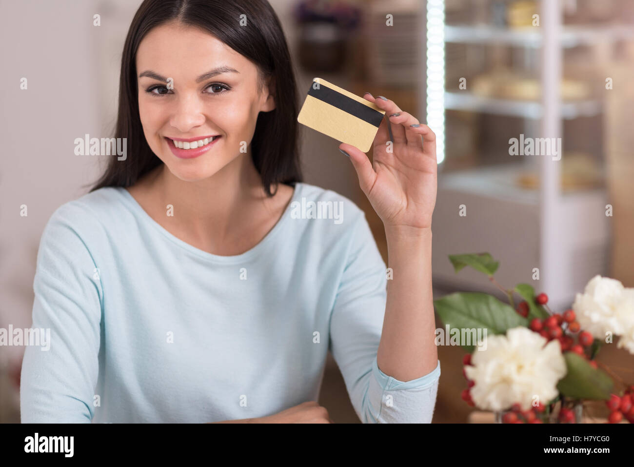 Beautiful woman presenting a discount card Stock Photo - Alamy