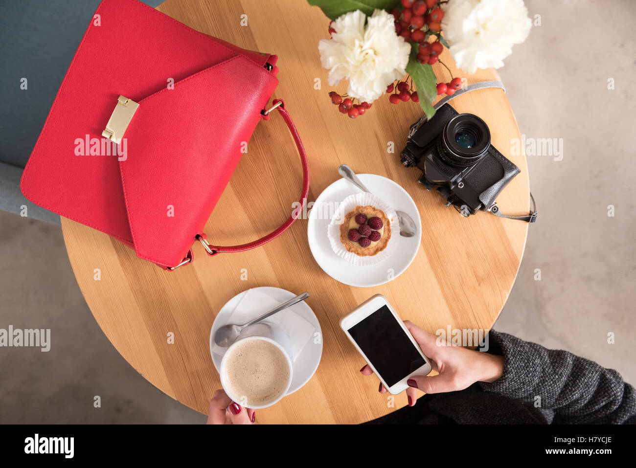 Woman using cell phone and drinking coffee Stock Photo - Alamy