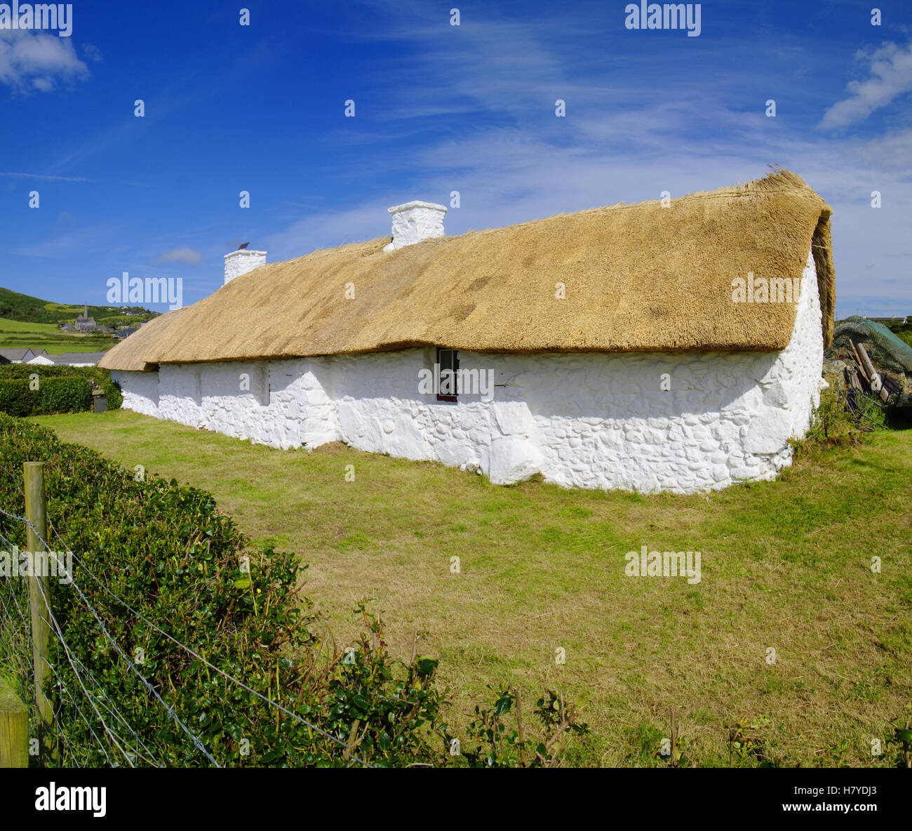 Welsh thatched roof cottage hi-res stock photography and images - Alamy