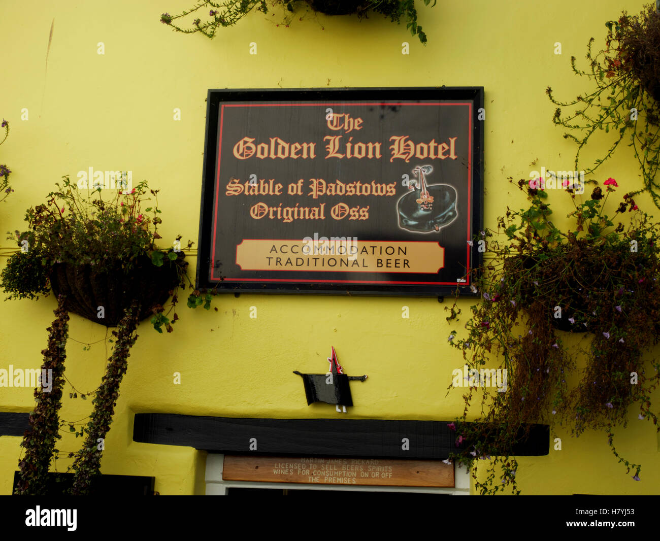 Pub Sign Golden Lion High Resolution Stock Photography and Images - Alamy