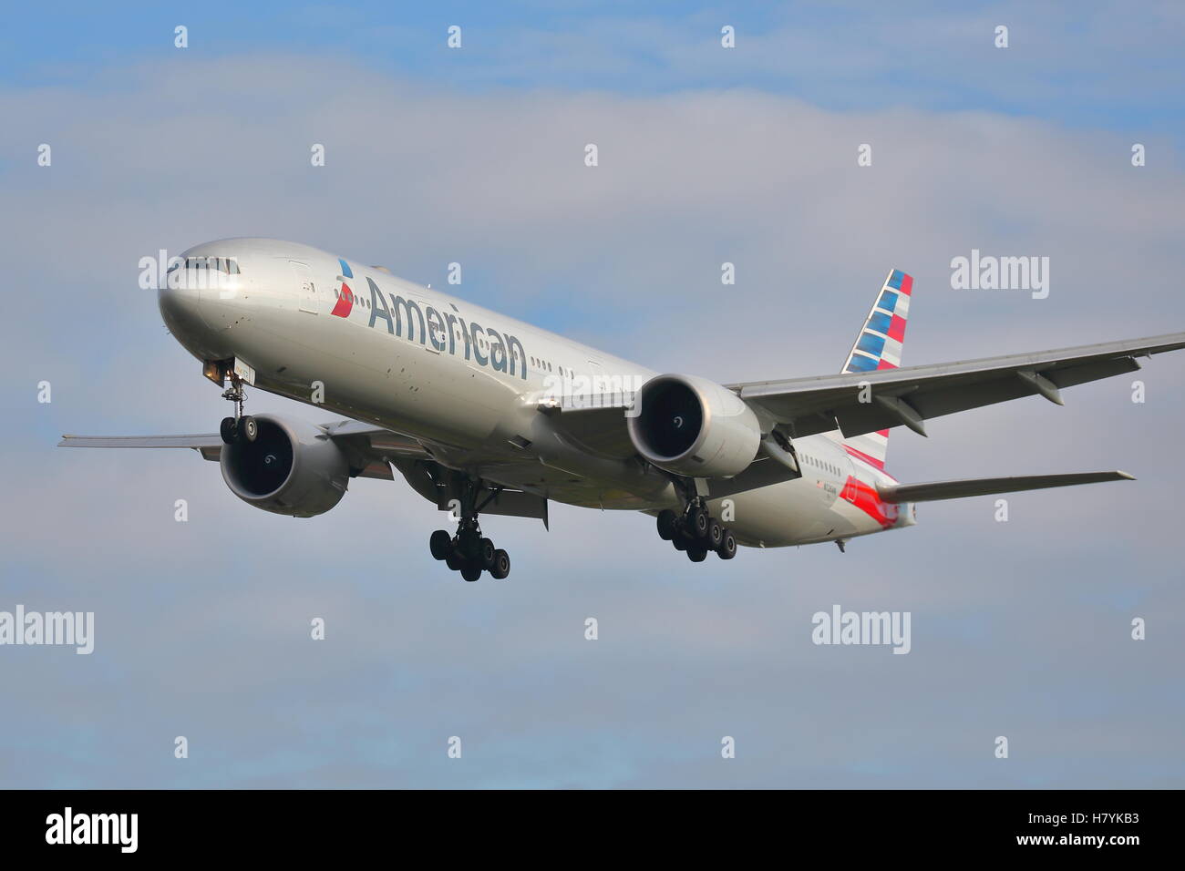 American Airlines Boeing 777-300ER N726AN landing at London Heathrow ...