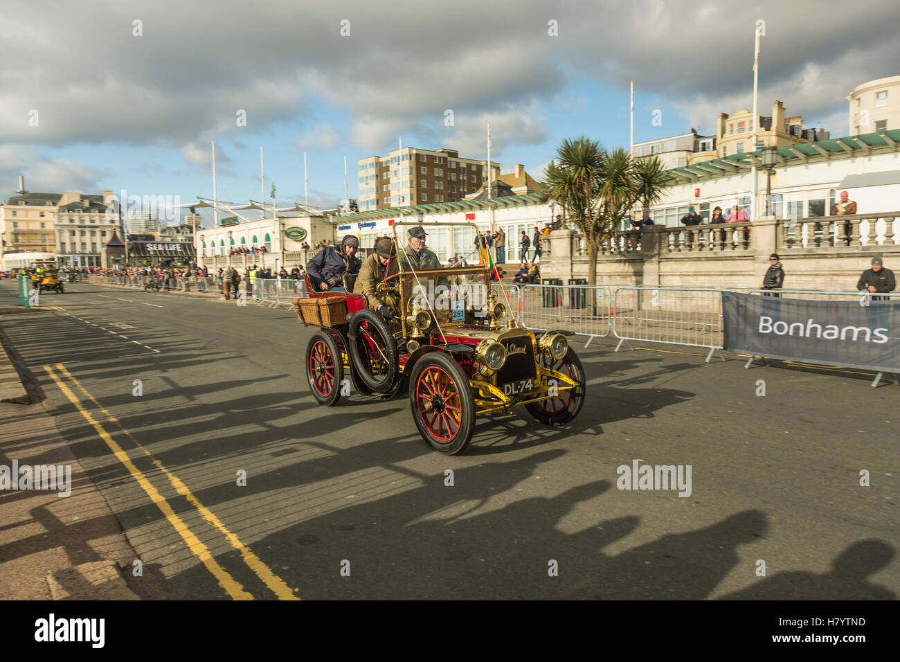 Bonham`s London to Brighton Veteran Car Rally Stock Photo - Alamy
