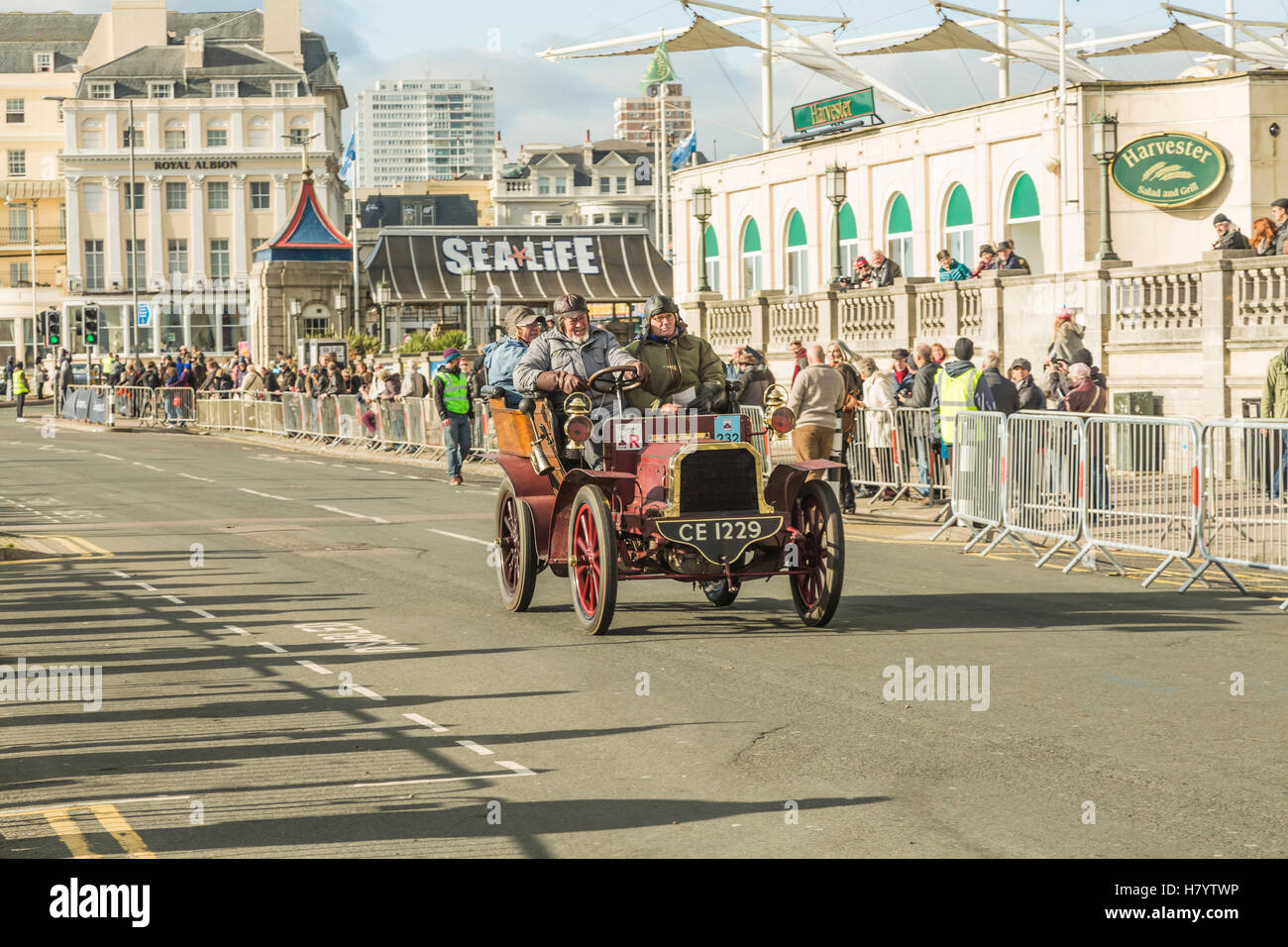 Bonham`s London to Brighton Veteran Car Rally 2016 Stock Photo - Alamy