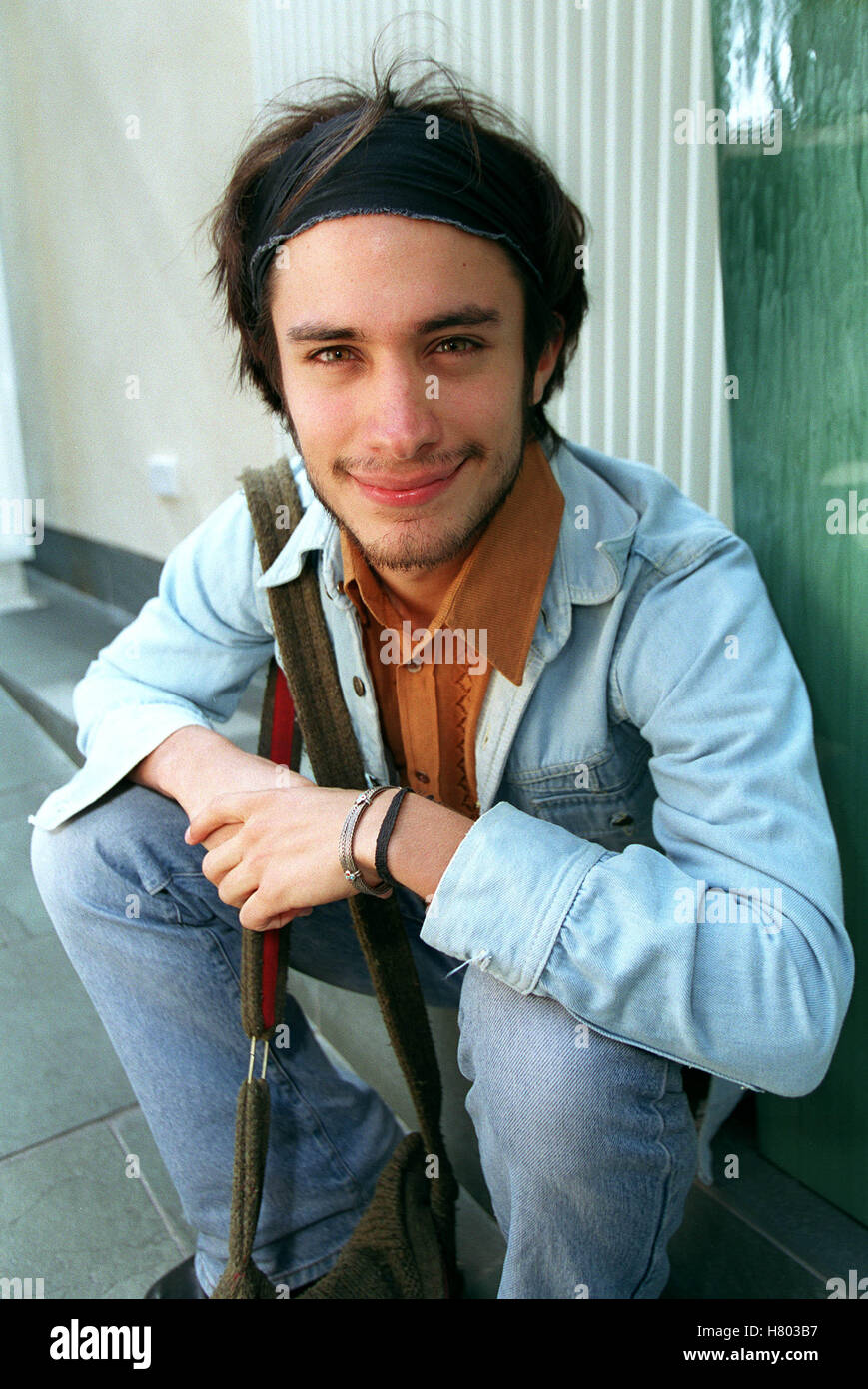 GAEL GARCIA BERNAL AMORES PERROS 18 August 2000 Stock Photo - Alamy