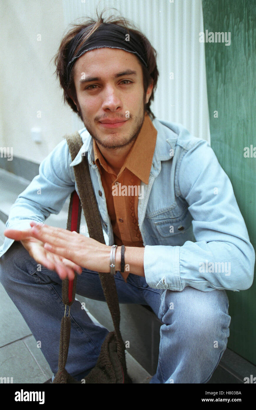 GAEL GARCIA BERNAL AMORES PERROS 18 August 2000 Stock Photo - Alamy