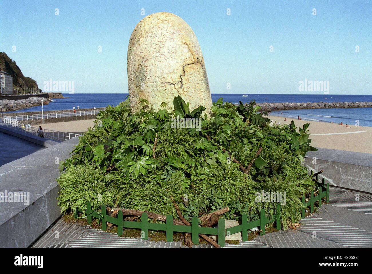 Dinosaur egg dinosaur 2000 hi-res stock photography and images - Alamy