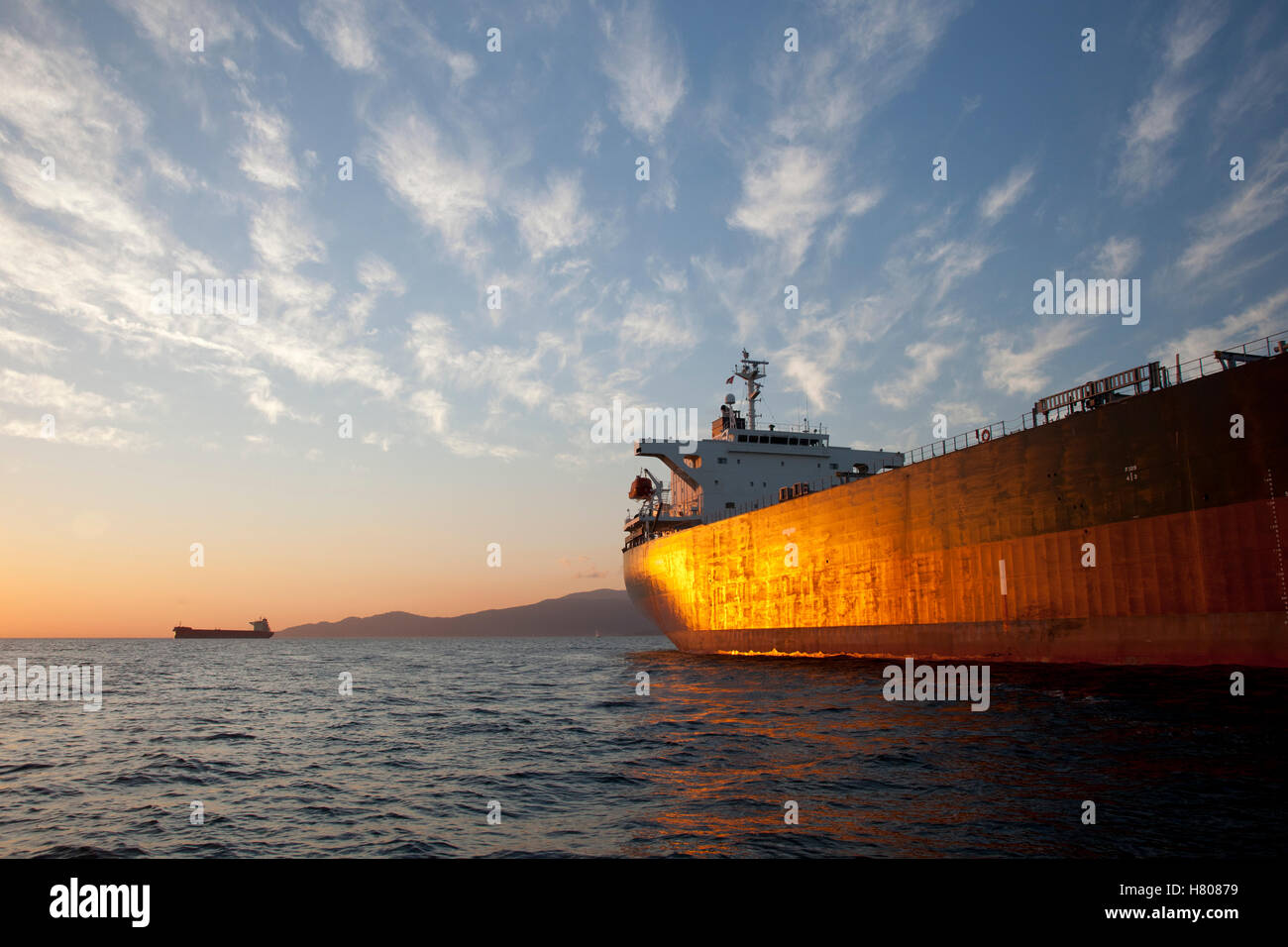 Ships at the bay hi-res stock photography and images - Alamy