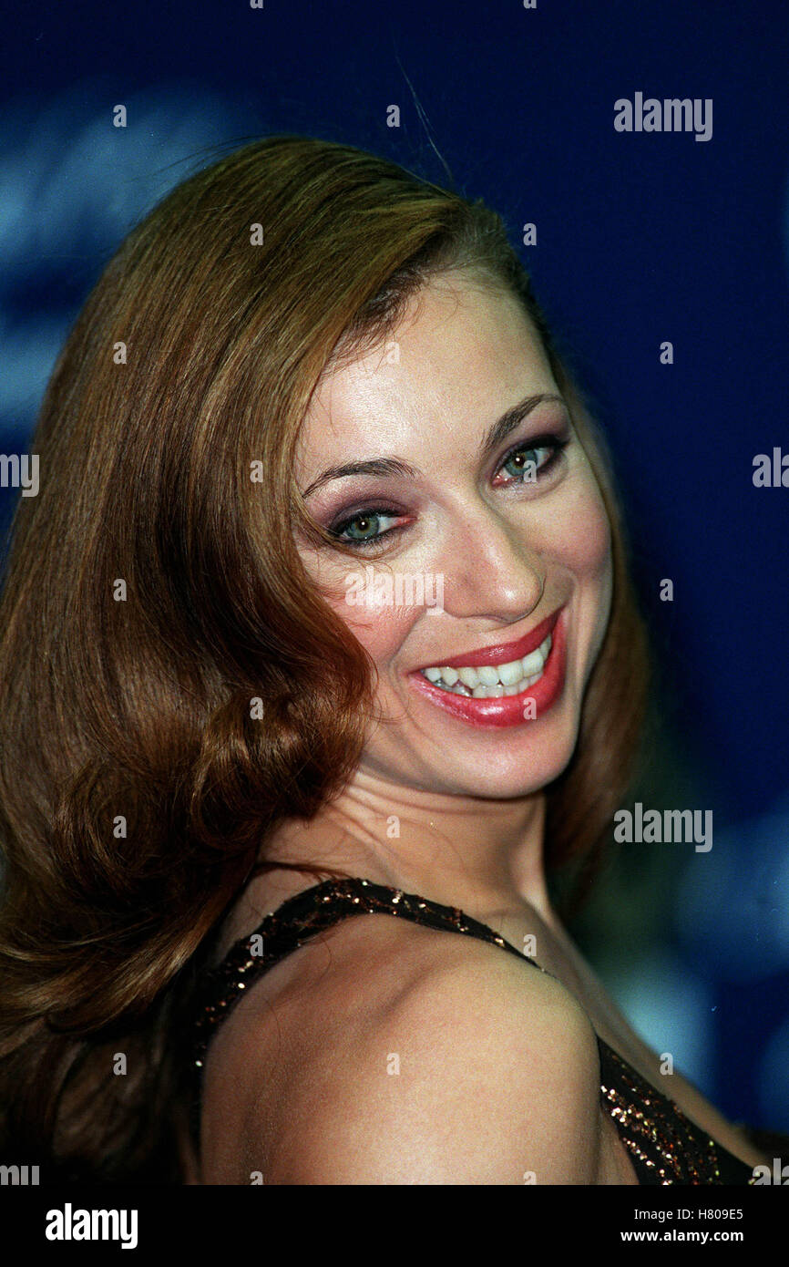 Alex kingston 15 january 1999 portrait looking ahead actress hi-res ...