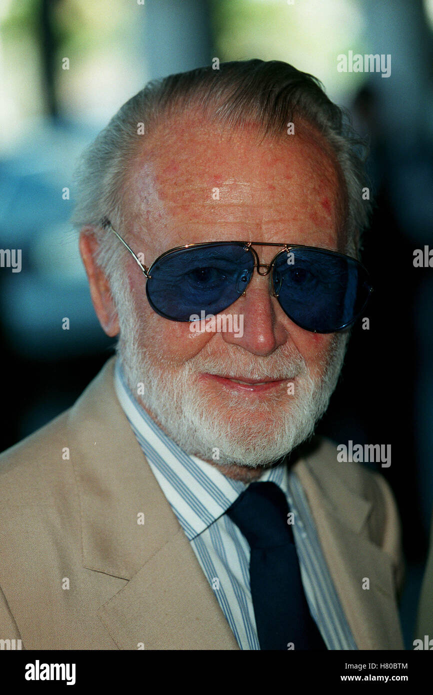 SIR JOHN MILLS LOS ANGELES USA 28 March 1999 Stock Photo - Alamy
