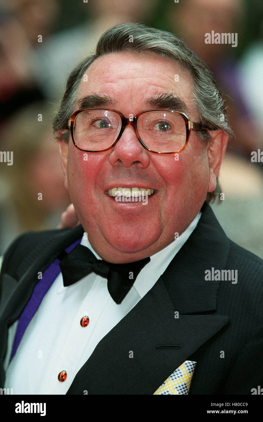RONNIE CORBETT LONDON ENGLAND 10 May 1999 Stock Photo - Alamy