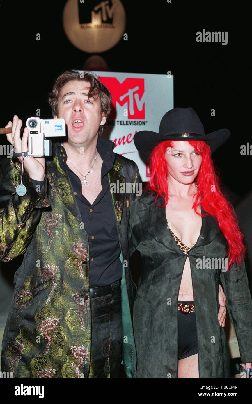 JONATHAN ROSS & WIFE AT PARTY 23 May 1999 Stock Photo - Alamy