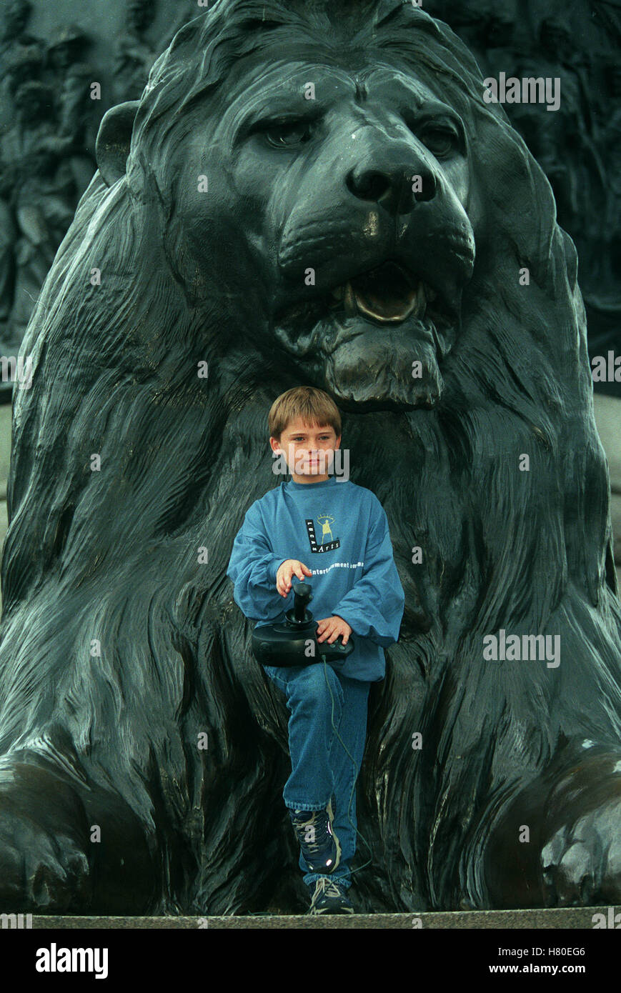 JAKE LLOYD & LION LONDON ENGLAND 20 July 1999 Stock Photo - Alamy