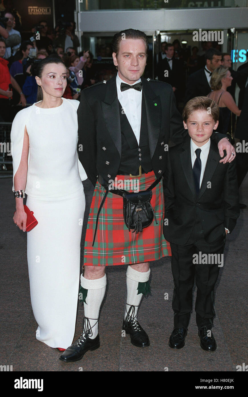 EWAN & EVE MCGREGOR JAKE LLOYD LONDON ENGLAND 20 July 1999 Stock Photo ...