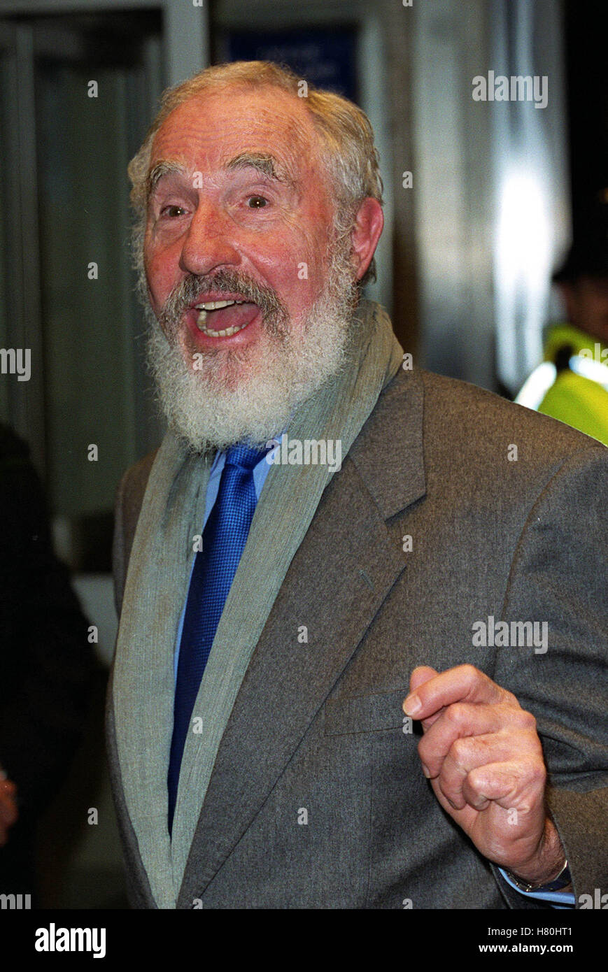NIGEL HAWTHORNE LONDON ENGLAND 28 November 1999 Stock Photo - Alamy