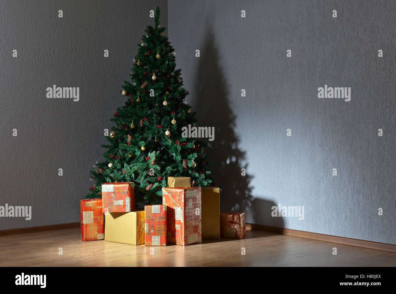 Christmas tree with gifts in an empty room Stock Photo - Alamy