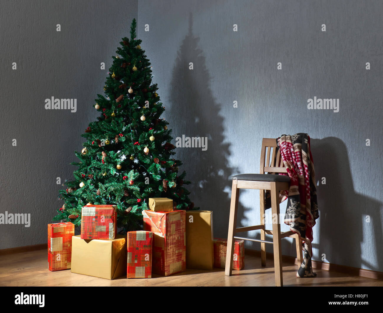 Christmas tree with gifts in an empty room Stock Photo - Alamy