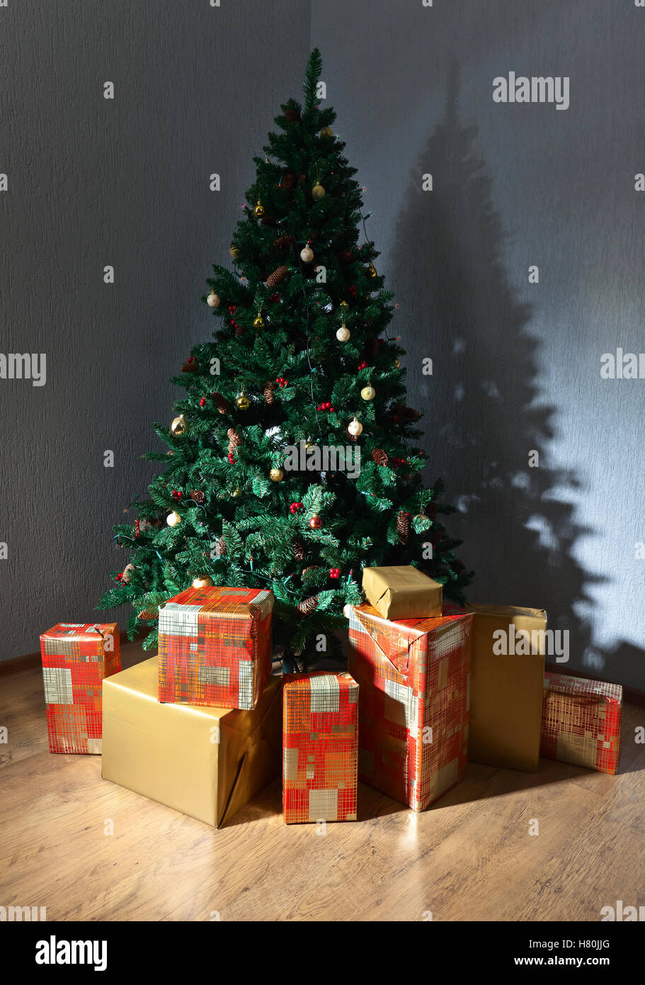 Christmas tree with gifts in an empty room Stock Photo - Alamy