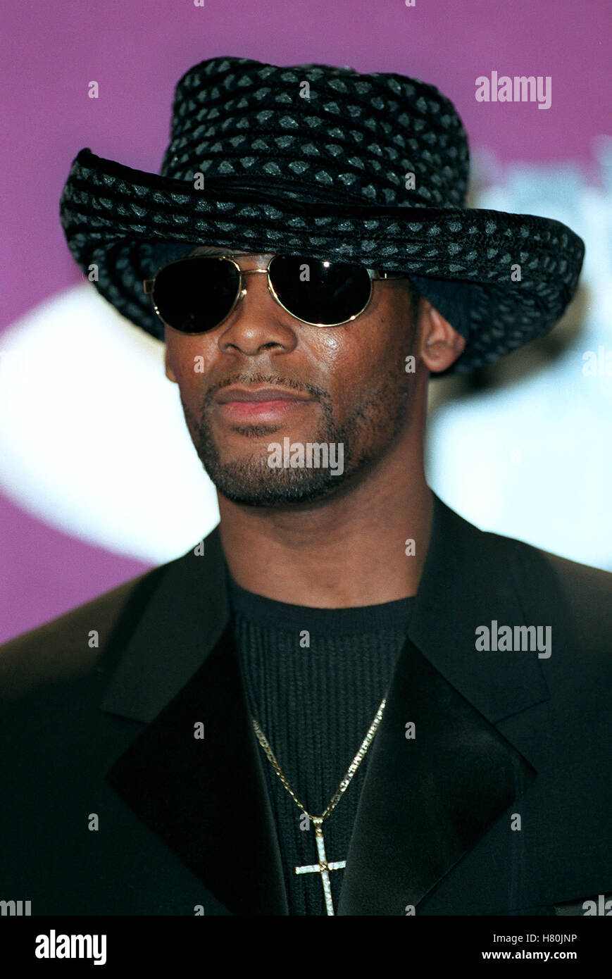 R kelly singer 1999 hi-res stock photography and images - Alamy