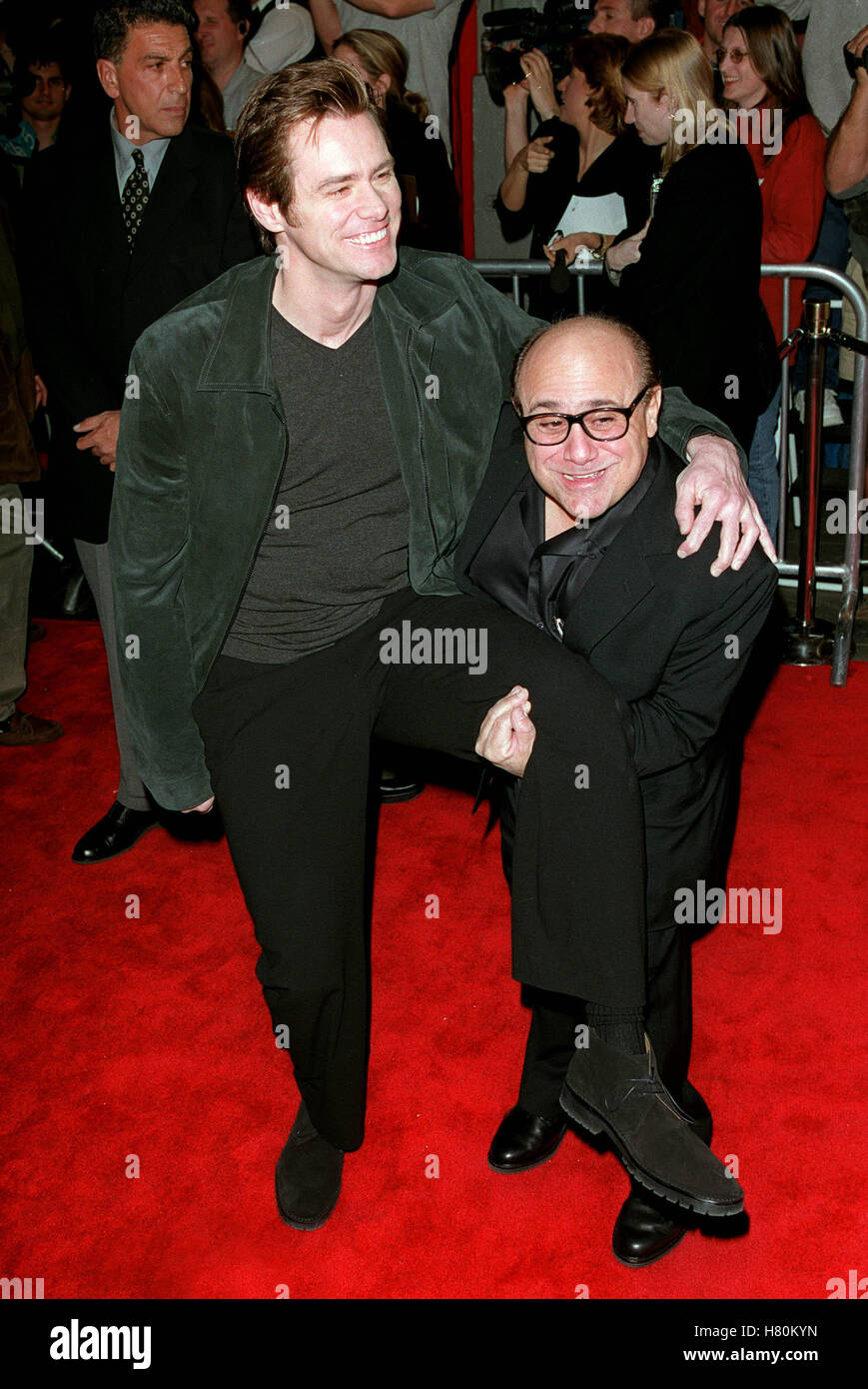 JIM CARREY & DANNY DEVITO LOS ANGELES USA 19 December 1999 Stock Photo ...