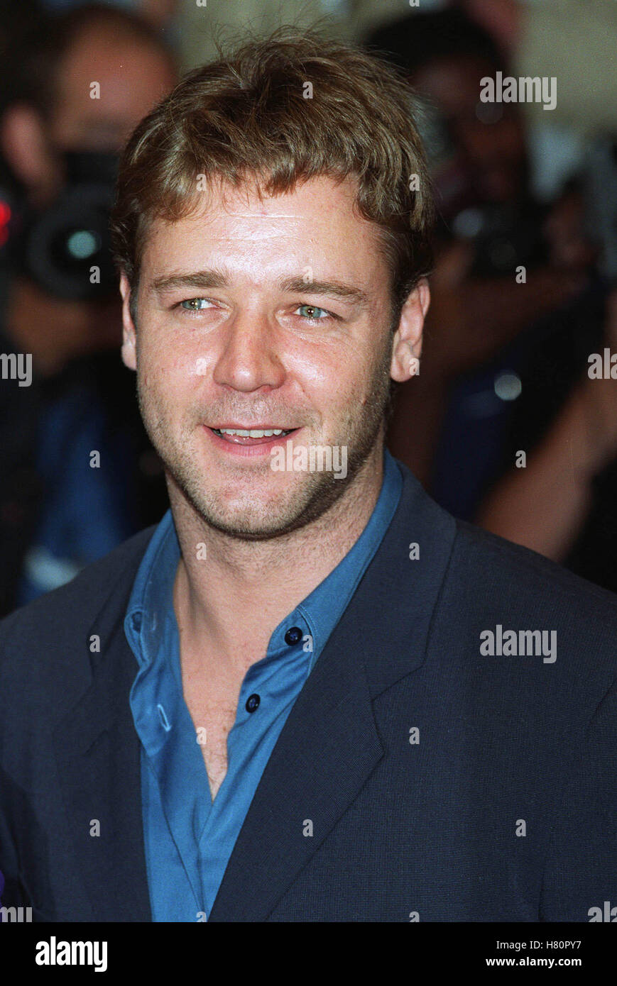 RUSSELL CROWE M:I-2: FILM PREMIERE LONDON 04 July 2000 Stock Photo - Alamy