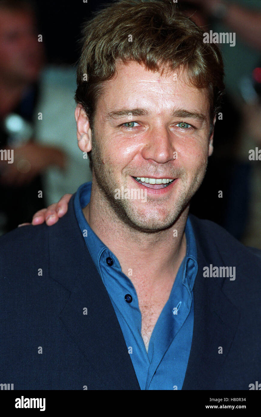 RUSSELL CROWE M:I-2: FILM PREMIERE LONDON 04 July 2000 Stock Photo - Alamy