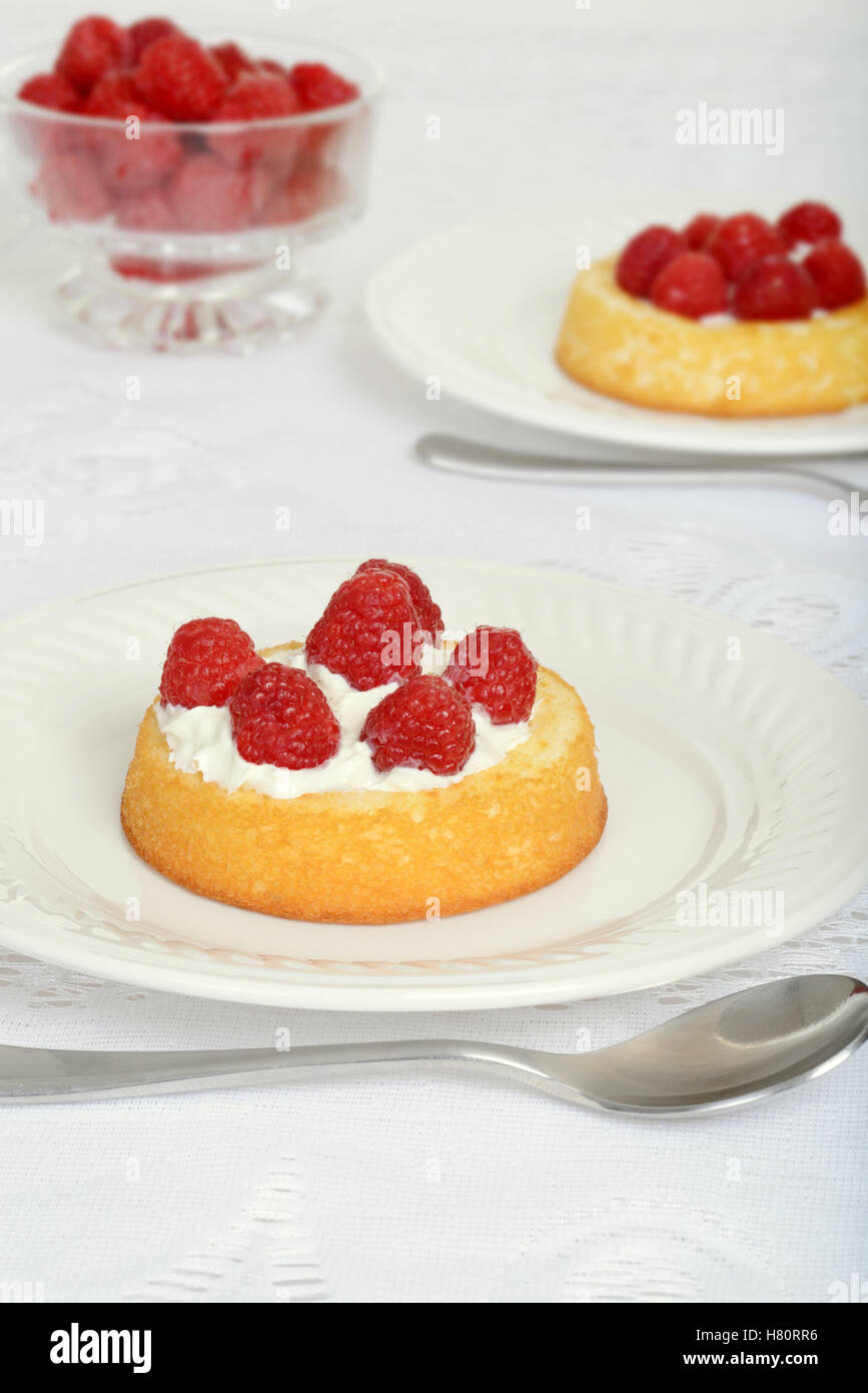 Raspberry angel cake hi-res stock photography and images - Alamy