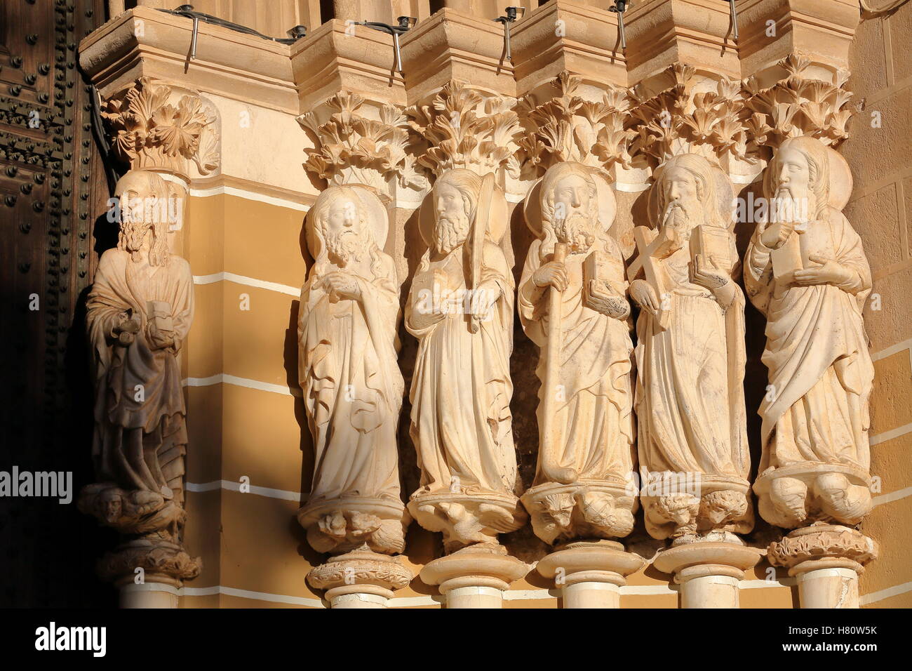 Apostles statues hi-res stock photography and images - Alamy