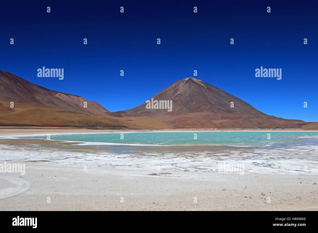Laguna verde, green lagoon in Bolivia Stock Photo - Alamy