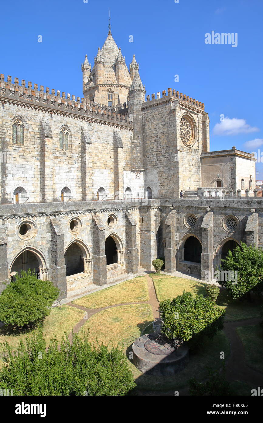 EVORA, PORTUGAL: View of the cathedral (Se) and the cloister Stock ...