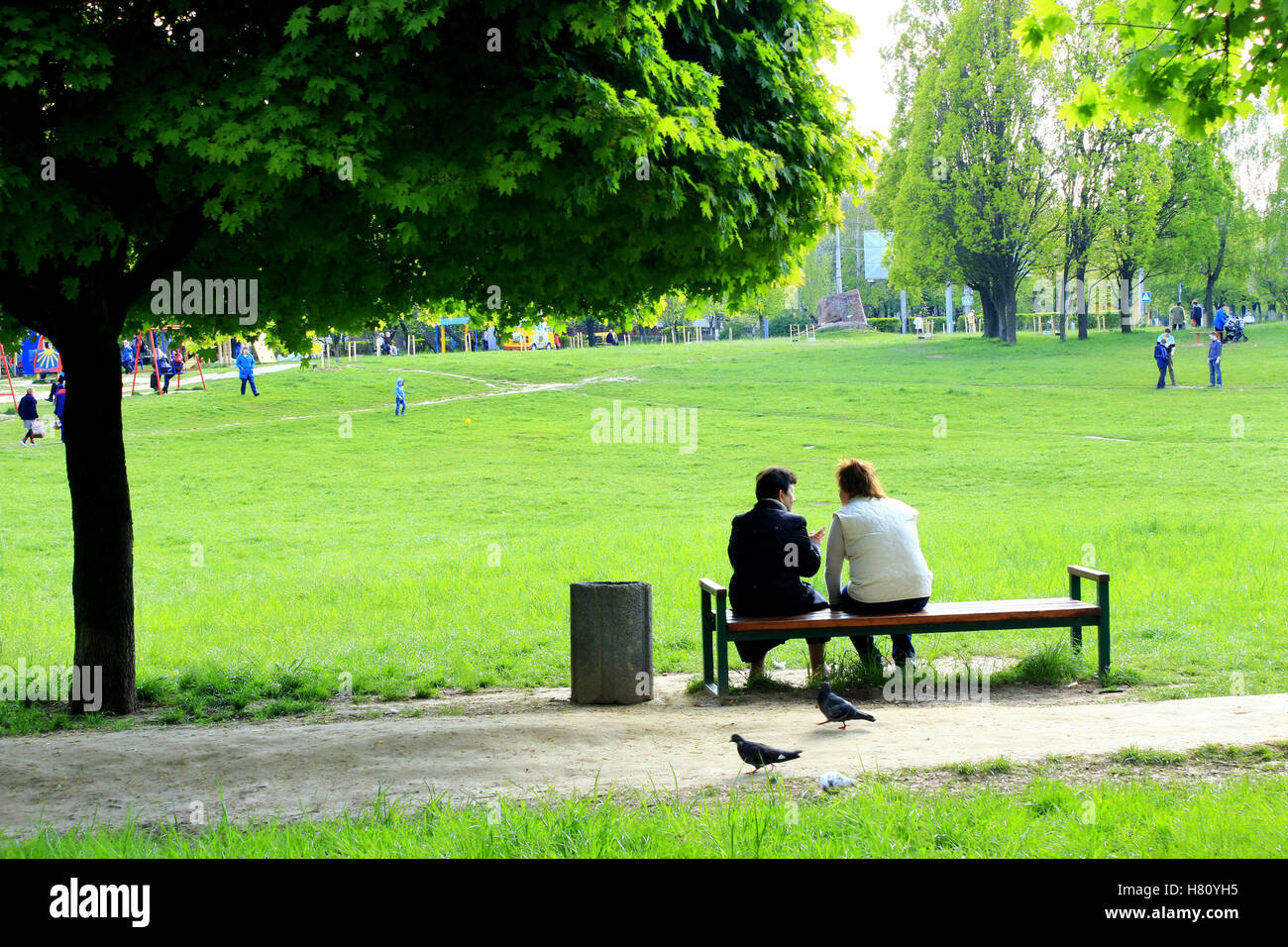 People and bench hi-res stock photography and images - Alamy