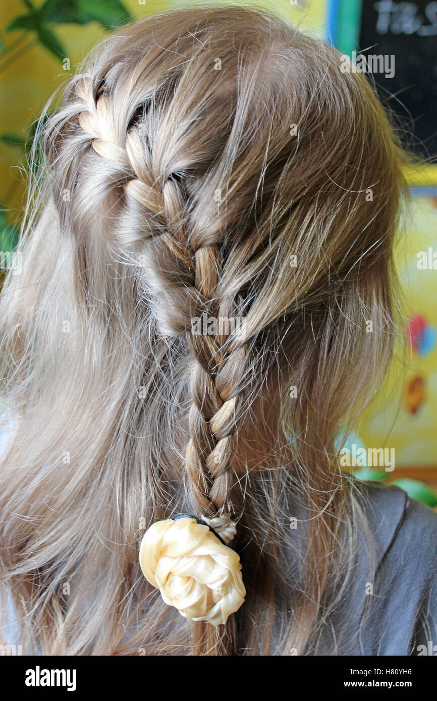 Back of girl head hi-res stock photography and images - Alamy