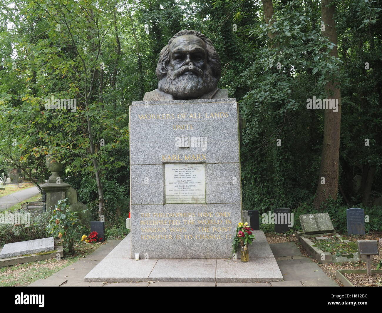 Karl marx gravestone highgate cemetery hi-res stock photography and ...