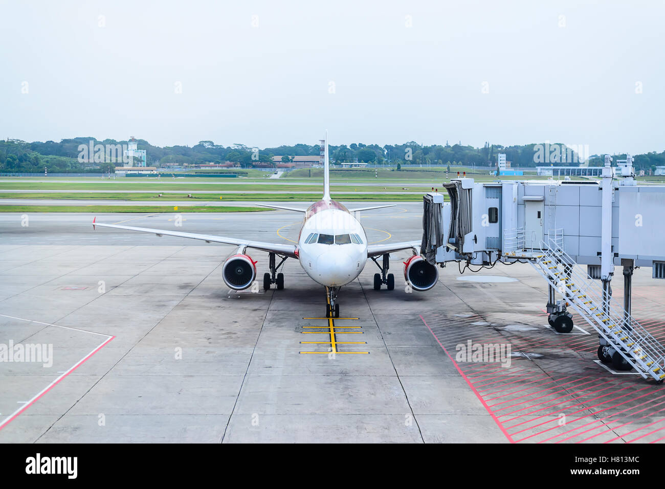 Jet bridge from an airport terminal gate at Singapore Stock Photo - Alamy