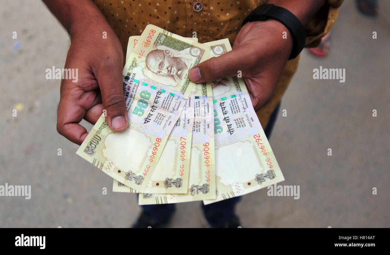 Allahabad, India. 09th Nov, 2016. Alllahabad: A man counts 500 and 1000 ...