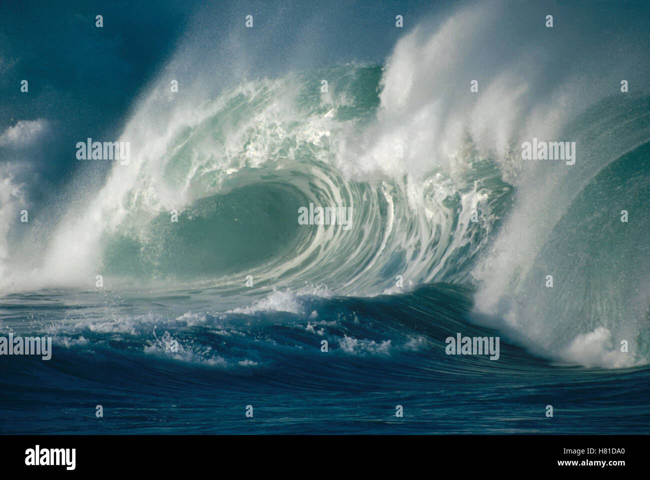 Breaking and crashing waves Stock Photo - Alamy