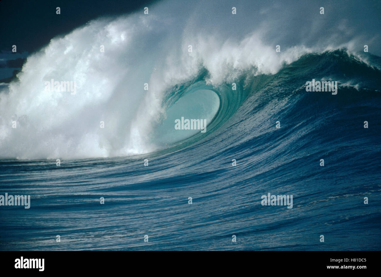Breaking waves, Waimea shorebreak, Oahu, Hawaii Stock Photo - Alamy