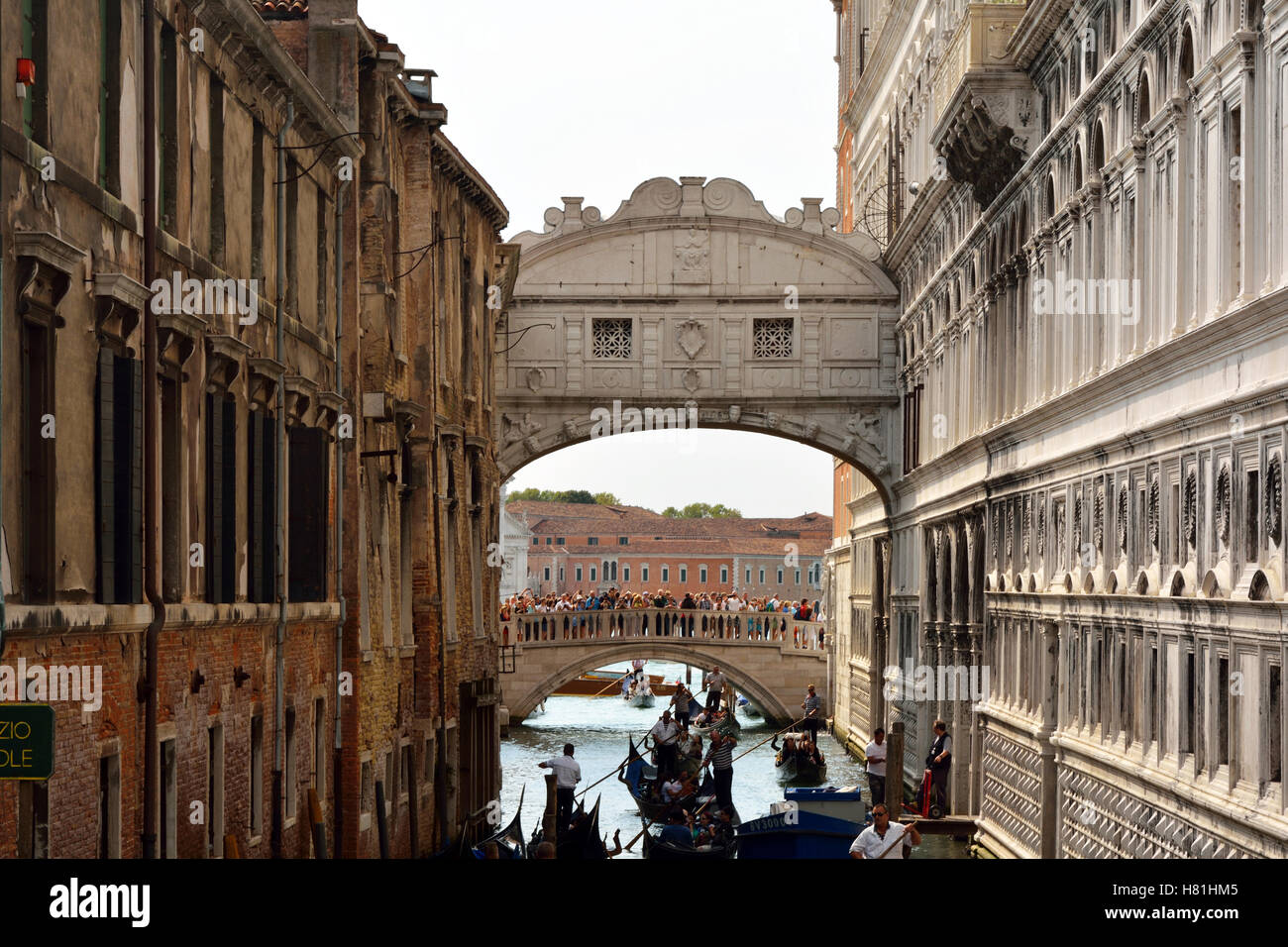 Bridge of Sighs over the Rio di Palazzo della Canonica between Doge's ...