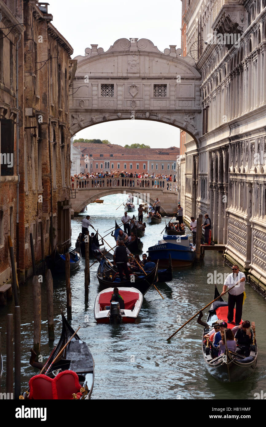 Bridge of Sighs over the Rio di Palazzo della Canonica between Doge's ...