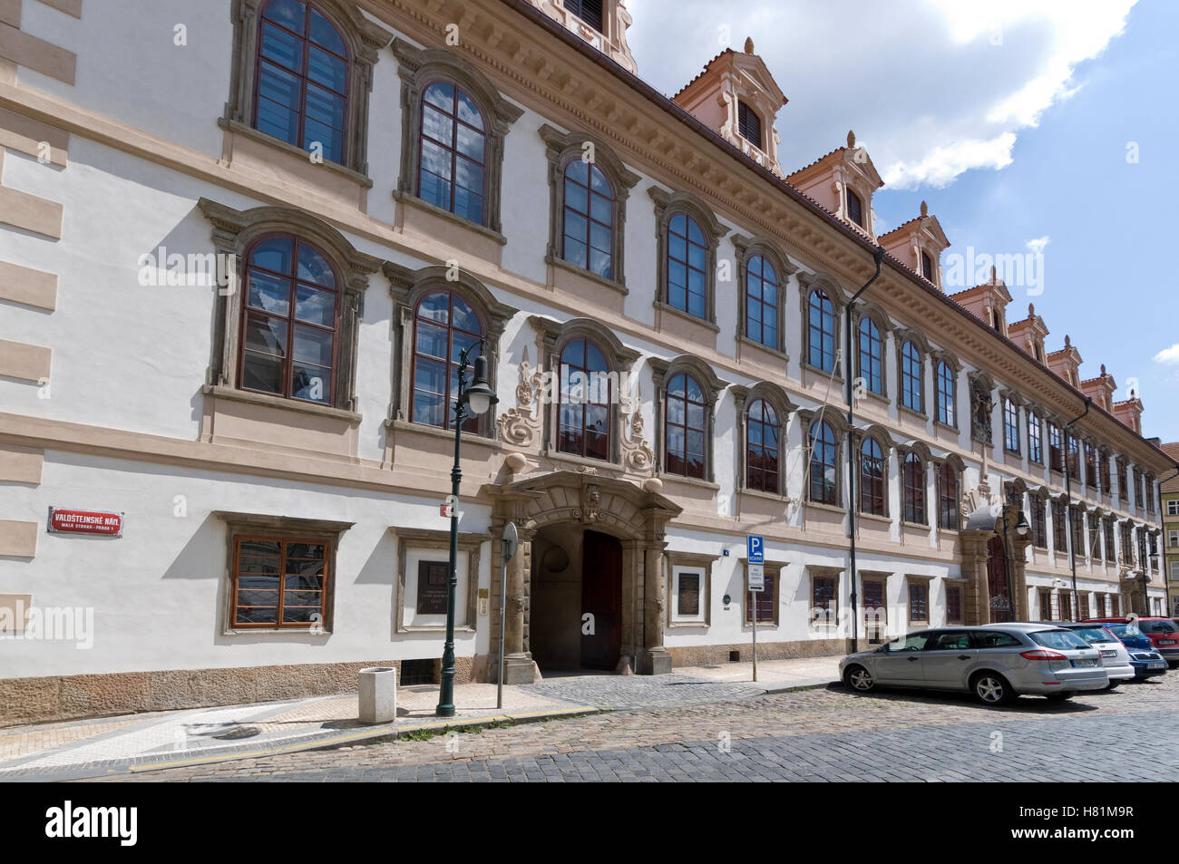 Czech parliament building hi-res stock photography and images - Alamy