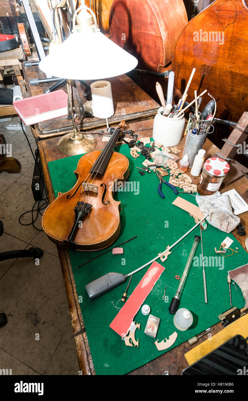 Musical instrument specialist hi-res stock photography and images - Alamy