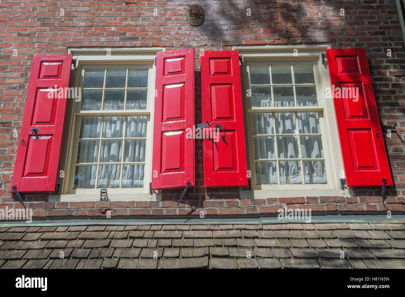 Elfreth's Alley, nation's oldest residential street, dating to 1702 ...