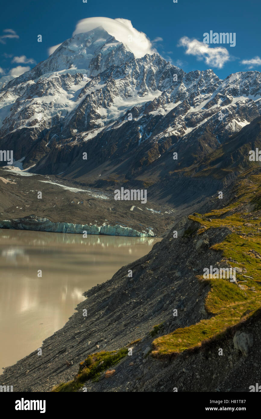 South face of Mount Cook above Hooker Valley with glacial lake, Mount ...
