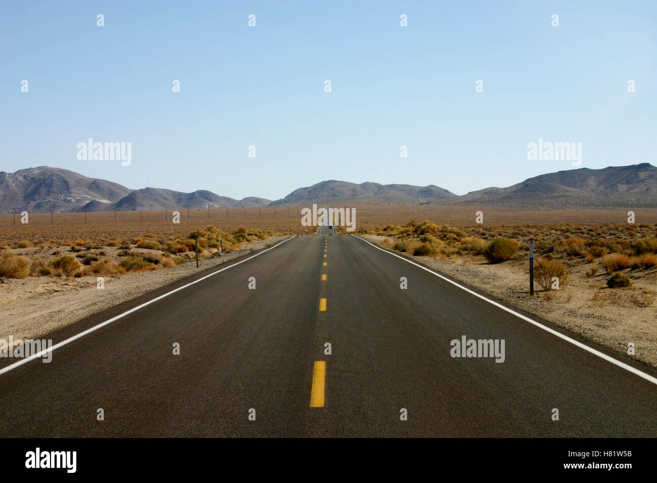 Road through the Mojave Desert between Bishop and Death Valley National ...