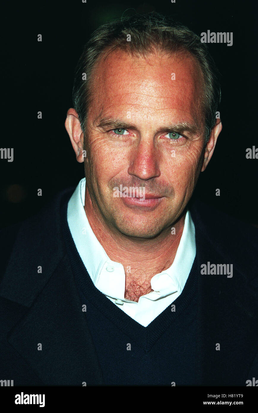 Kevin costner dragonfly 2002 hi-res stock photography and images - Alamy