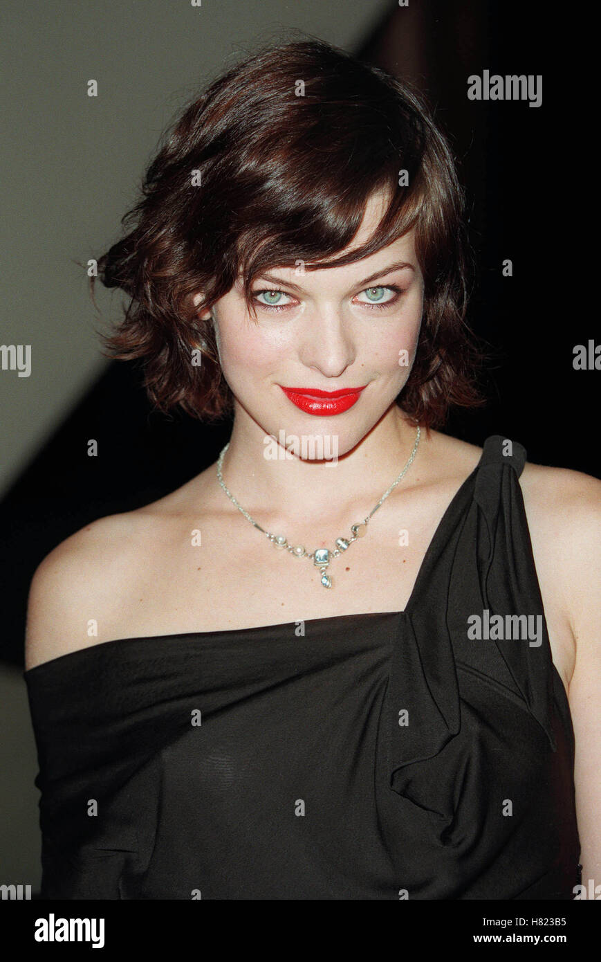 MILLA JOVOVICH "THE CLAIM" LA PREMIER BEVERLY HILLS LA USA 07 December 2000 Stock Photo - Alamy