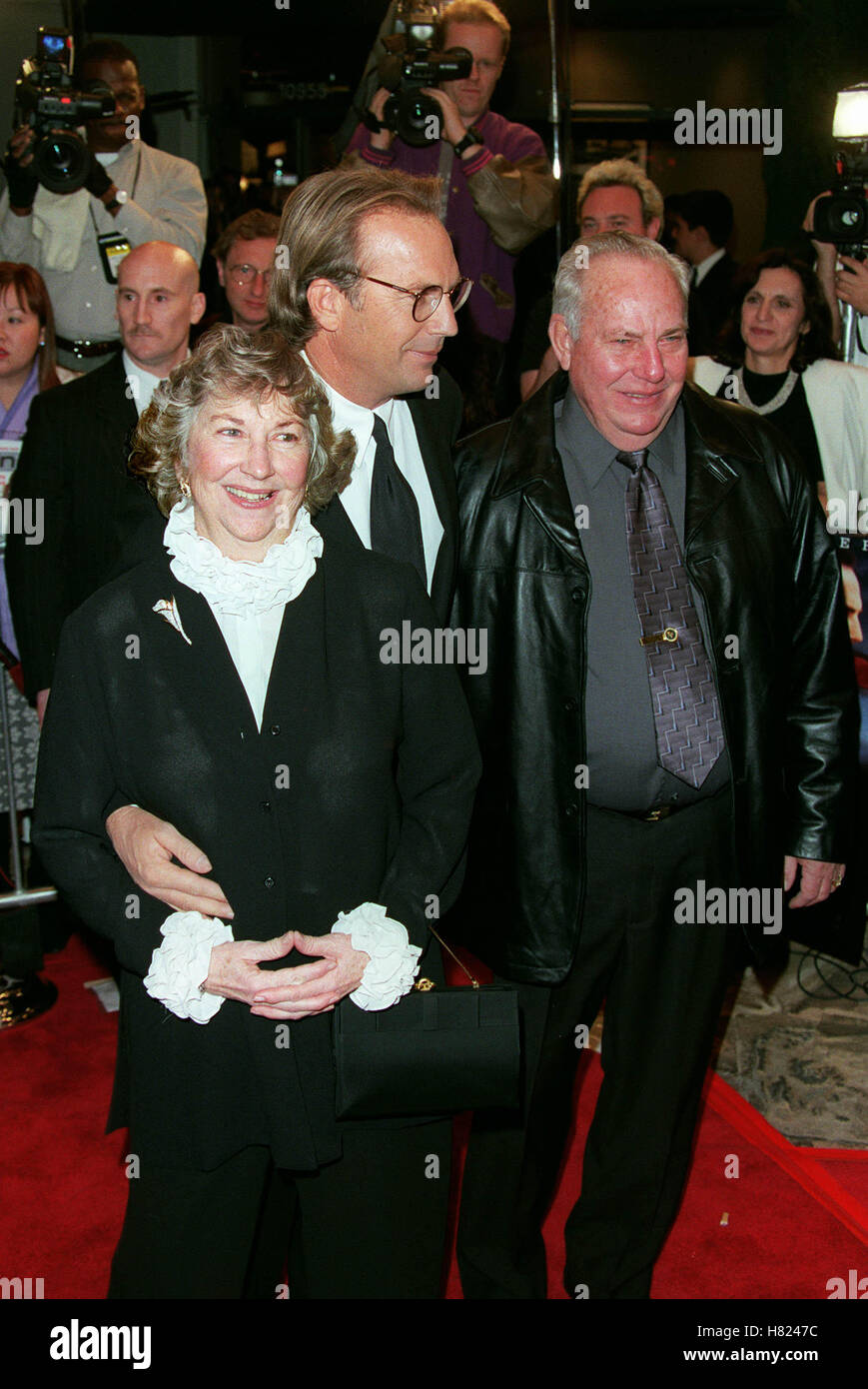 KEVIN COSTNER & PARENTS 'THIRTEEN DAYS' FILM PREMIERE LOS ANGELES USA ...