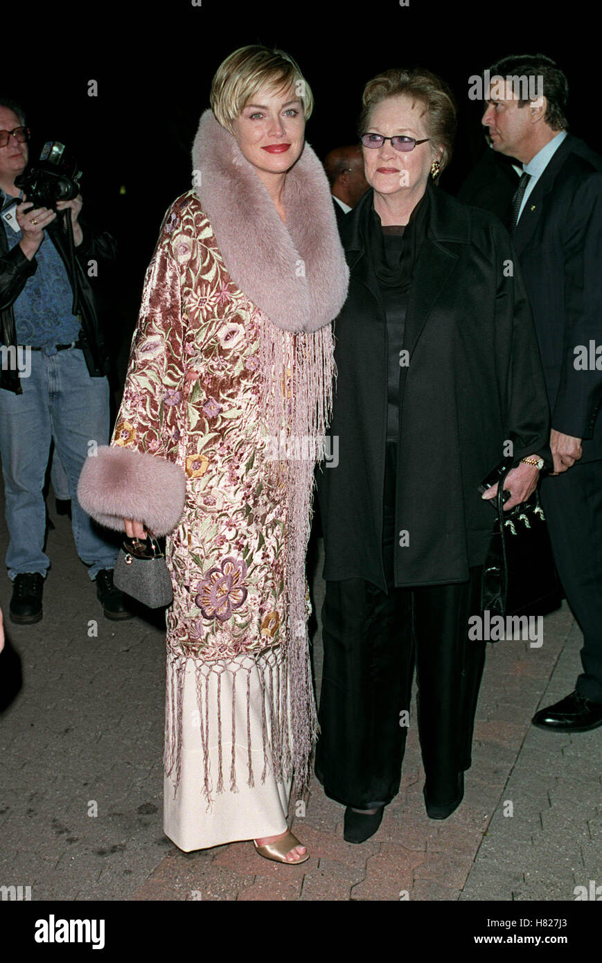 SHARON STONE & MUM LOS ANGELES USA 19 February 2000 Stock Photo - Alamy